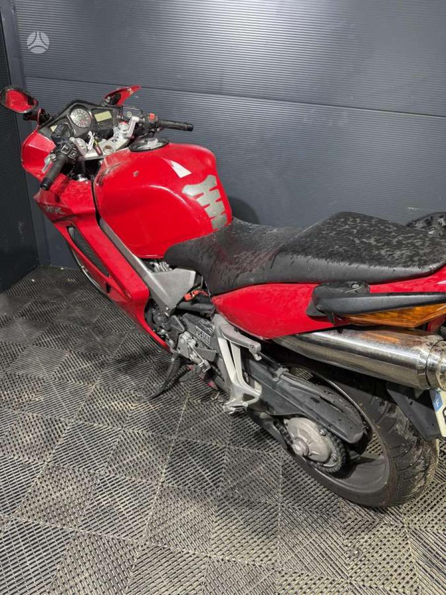 Honda VFR 2004 Tauragė, ar dzinēja tilpumu 0.80 L un nobraukumu 78 tūkst. km par 1750 €, foto 7 vietnē AUTOMOTO.COM.LV