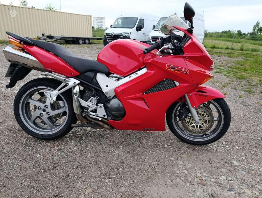 Honda VFR 2004 in Alytus, with an engine capacity of 0.80 L and mileage of 71 thousand km for 2200 €, photo 3 on AUTOMOTO.COM.LV