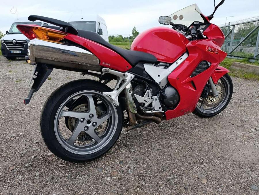 Honda VFR 2004 in Alytus, with an engine capacity of 0.80 L and mileage of 71 thousand km for 2200 €, photo 4 on AUTOMOTO.COM.LV