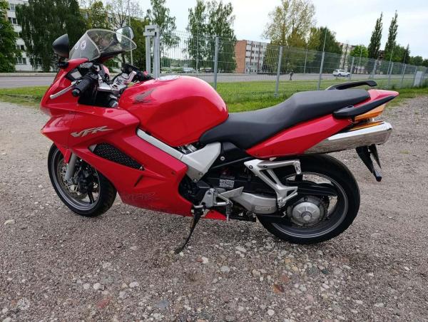 Honda VFR 2004 in Alytus, with an engine capacity of 0.80 L and mileage of 71 thousand km for 2200 €, photo 7 on AUTOMOTO.COM.LV