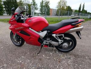 Honda VFR 2004 in Alytus, with an engine capacity of 0.80 L and mileage of 71 thousand km for 2200 €, photo 7 on AUTOMOTO.COM.LV