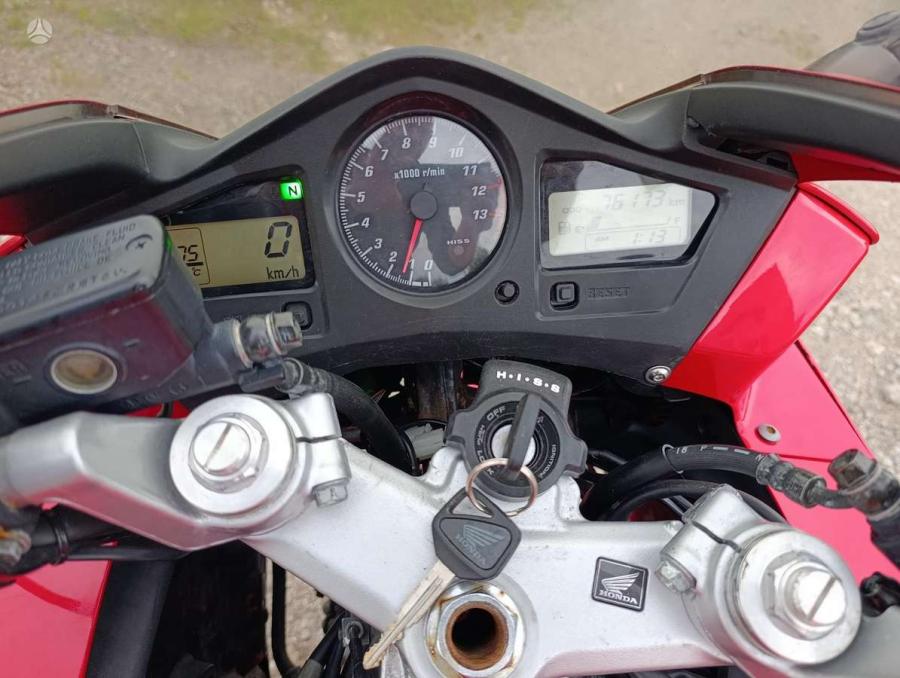 Honda VFR 2004 in Alytus, with an engine capacity of 0.80 L and mileage of 71 thousand km for 2200 €, photo 16 on AUTOMOTO.COM.LV