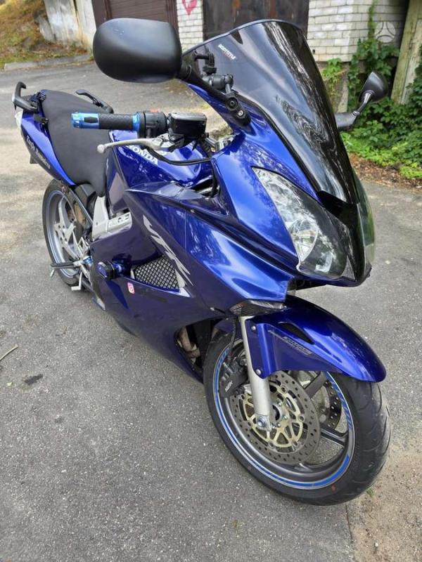 Honda VFR 2005 in Kaunas, with an engine capacity of 0.80 L and mileage of 52 thousand km for 2800 €, photo 1 on AUTOMOTO.COM.LV
