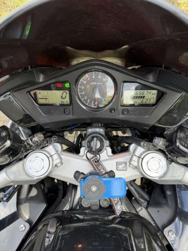 Honda VFR 2006 in Kaunas, with an engine capacity of 0.80 L and mileage of 65 thousand km for 2750 €, photo 7 on AUTOMOTO.COM.LV