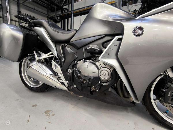 Honda VFR 2011 Viļņa, ar dzinēja tilpumu 1.20 L un nobraukumu 68 tūkst. km par 5450 €, foto 3 vietnē AUTOMOTO.COM.LV