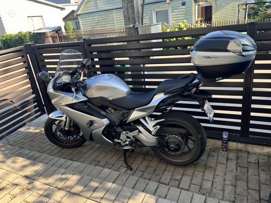 Honda VFR 2018 in Kaunas, with an engine capacity of 0.80 L and mileage of 40 thousand km for 4832 €, photo 4 on AUTOMOTO.COM.LV