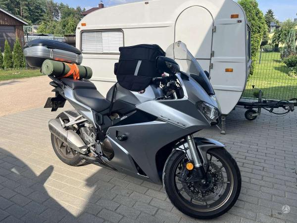Honda VFR 2018 in Kaunas, with an engine capacity of 0.80 L and mileage of 40 thousand km for 4832 €, photo 5 on AUTOMOTO.COM.LV