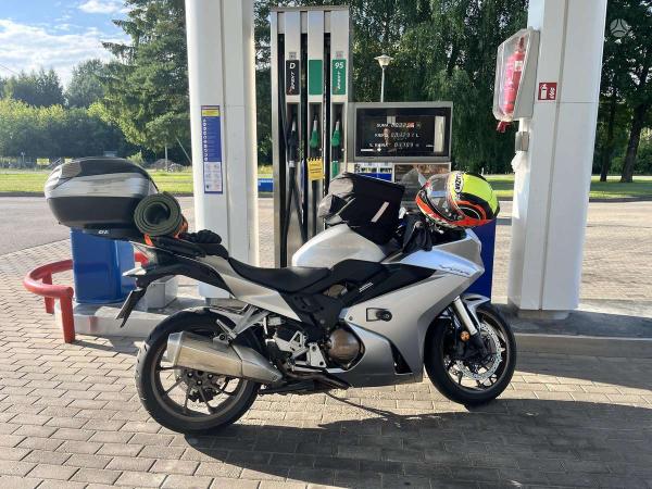 Honda VFR 2018 in Kaunas, with an engine capacity of 0.80 L and mileage of 40 thousand km for 4832 €, photo 8 on AUTOMOTO.COM.LV