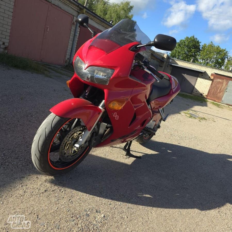 Red Honda VFR 1999 in Radviliskis, with an engine capacity of 0.78 L and mileage of 118 thousand km for 1650 €, photo 1 on AUTOMOTO.COM.LV