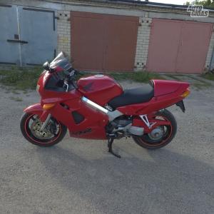 Red Honda VFR 1999 in Radviliskis, with an engine capacity of 0.78 L and mileage of 118 thousand km for 1650 €, photo 3 on AUTOMOTO.COM.LV