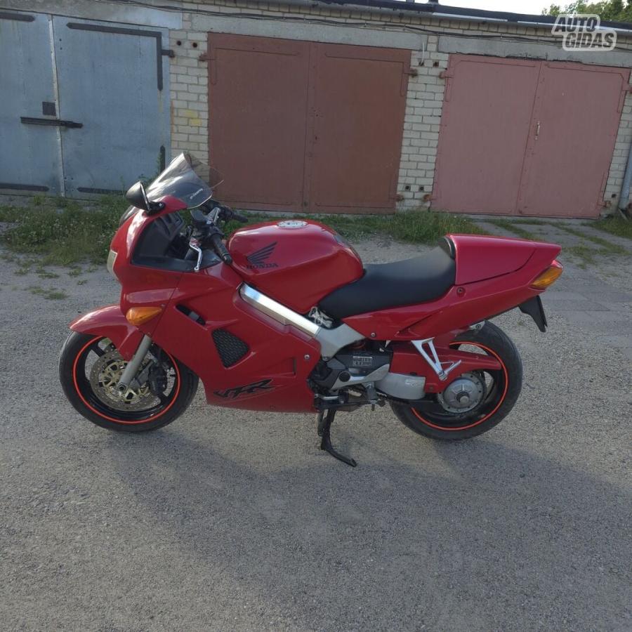 Red Honda VFR 1999 in Radviliskis, with an engine capacity of 0.78 L and mileage of 118 thousand km for 1650 €, photo 3 on AUTOMOTO.COM.LV