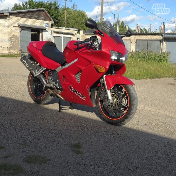 Red Honda VFR 1999 in Radviliskis, with an engine capacity of 0.78 L and mileage of 118 thousand km for 1550 €, photo 1 on AUTOMOTO.COM.LV