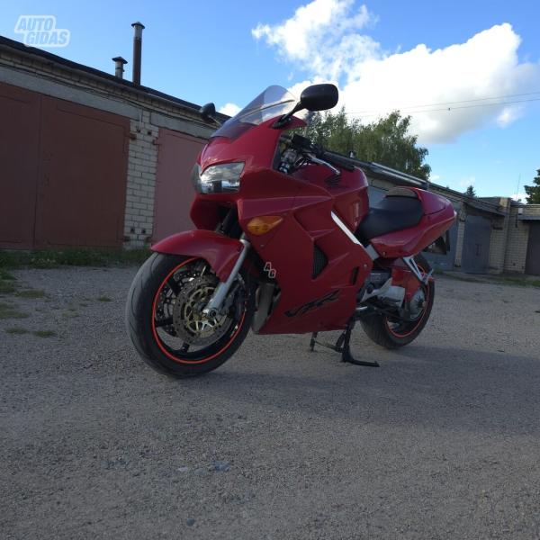 Red Honda VFR 1999 in Radviliskis, with an engine capacity of 0.78 L and mileage of 118 thousand km for 1550 €, photo 3 on AUTOMOTO.COM.LV