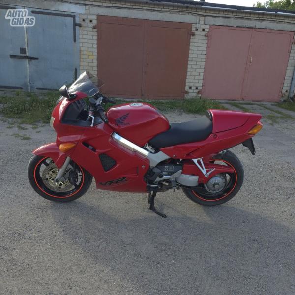 Red Honda VFR 1999 in Radviliskis, with an engine capacity of 0.78 L and mileage of 118 thousand km for 1550 €, photo 4 on AUTOMOTO.COM.LV