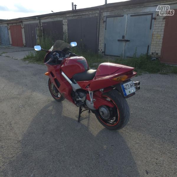 Red Honda VFR 1999 in Radviliskis, with an engine capacity of 0.78 L and mileage of 118 thousand km for 1550 €, photo 5 on AUTOMOTO.COM.LV