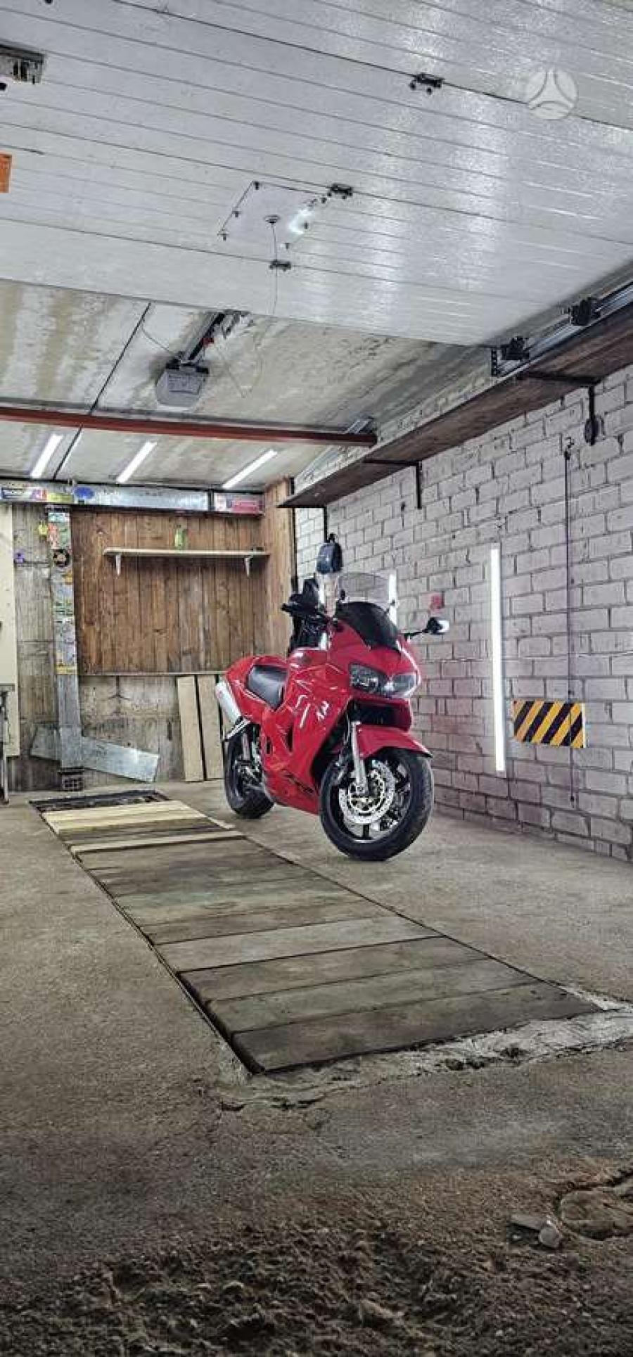 Red Honda VFR 2001 in Vilnius, with an engine capacity of 0.80 L and mileage of 83 thousand km for 2000 €, photo 2 on AUTOMOTO.COM.LV
