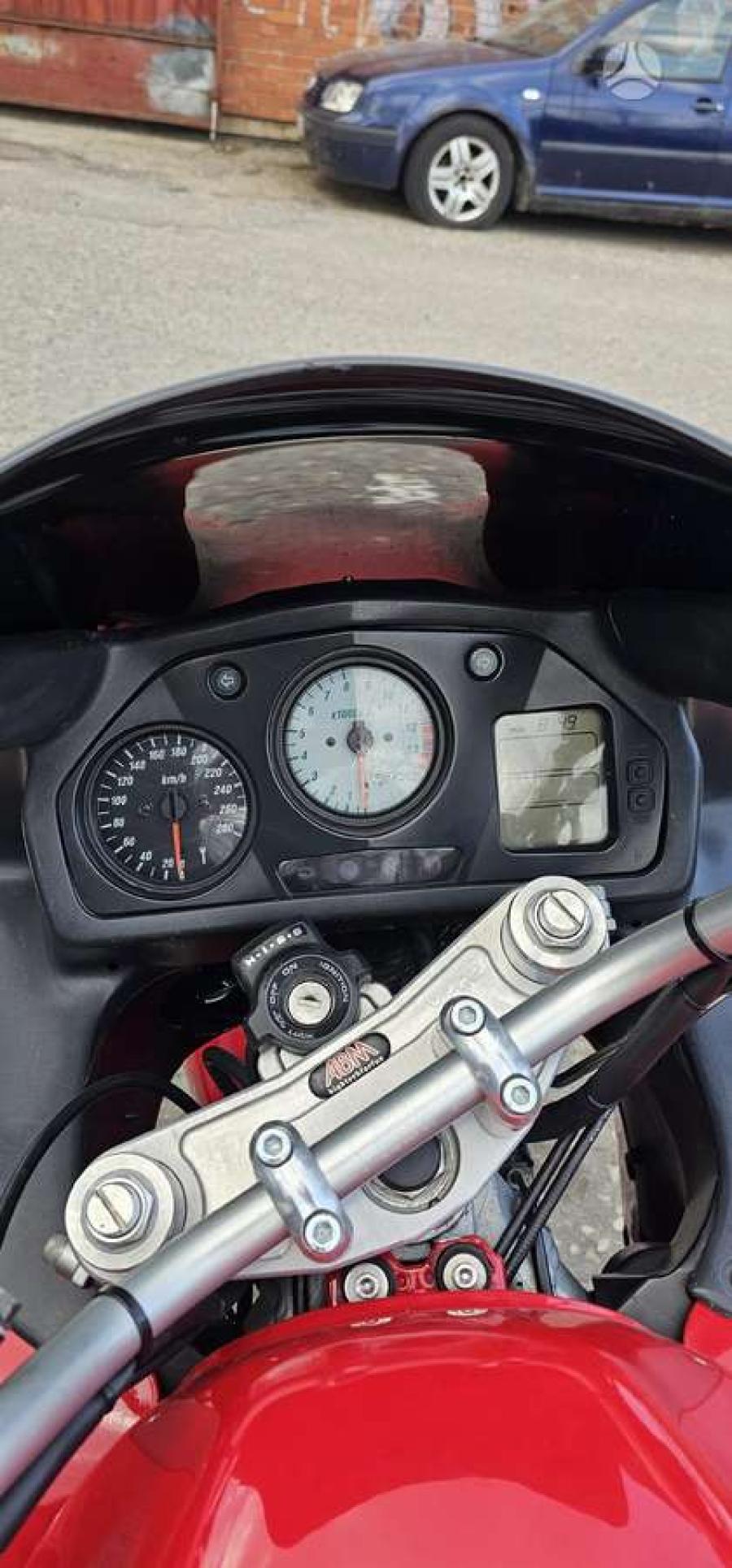 Red Honda VFR 2001 in Vilnius, with an engine capacity of 0.80 L and mileage of 83 thousand km for 2000 €, photo 4 on AUTOMOTO.COM.LV