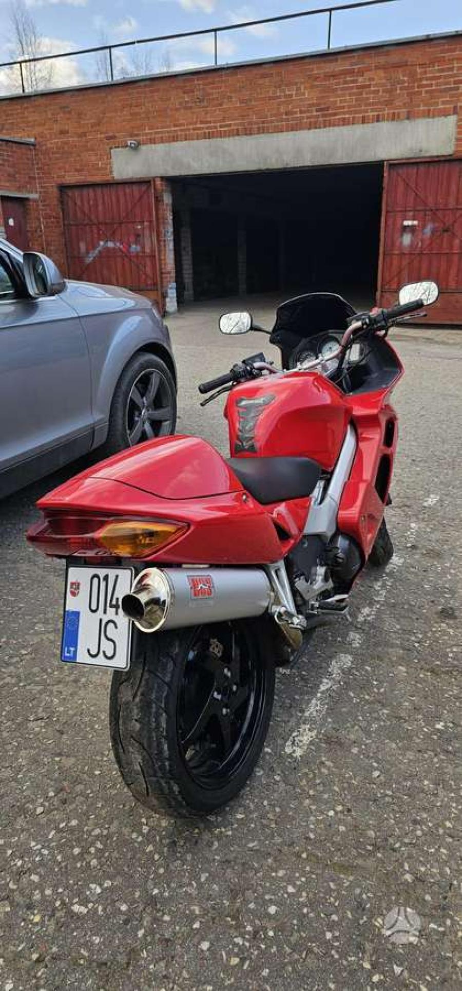 Red Honda VFR 2001 in Vilnius, with an engine capacity of 0.80 L and mileage of 83 thousand km for 2000 €, photo 8 on AUTOMOTO.COM.LV