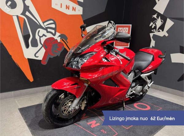 Red Honda VFR 2002 in Vilnius, with an engine capacity of 0.80 L and mileage of 35 thousand km for 2999 €, photo 1 on AUTOMOTO.COM.LV