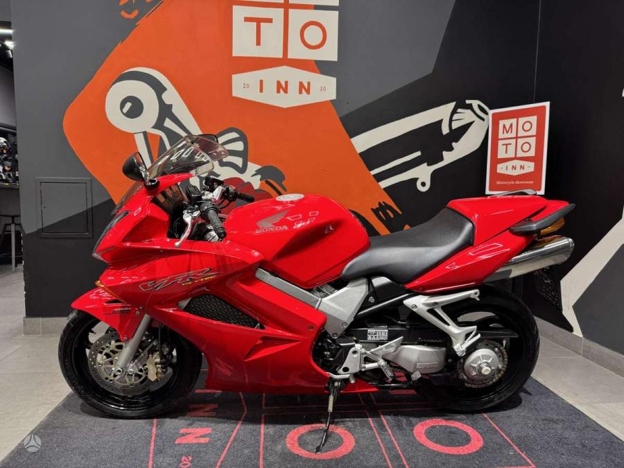 Red Honda VFR 2002 in Vilnius, with an engine capacity of 0.80 L and mileage of 35 thousand km for 2999 €, photo 3 on AUTOMOTO.COM.LV