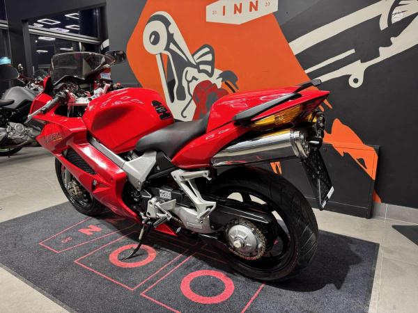 Red Honda VFR 2002 in Vilnius, with an engine capacity of 0.80 L and mileage of 35 thousand km for 2999 €, photo 4 on AUTOMOTO.COM.LV
