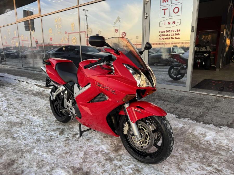 Red Honda VFR 2002 in Vilnius, with an engine capacity of 0.80 L and mileage of 35 thousand km for 2999 €, photo 5 on AUTOMOTO.COM.LV