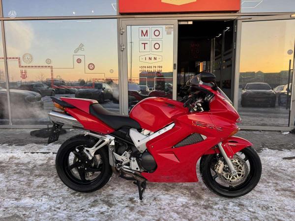 Red Honda VFR 2002 in Vilnius, with an engine capacity of 0.80 L and mileage of 35 thousand km for 2999 €, photo 6 on AUTOMOTO.COM.LV