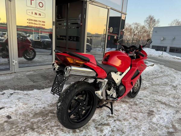 Red Honda VFR 2002 in Vilnius, with an engine capacity of 0.80 L and mileage of 35 thousand km for 2999 €, photo 7 on AUTOMOTO.COM.LV