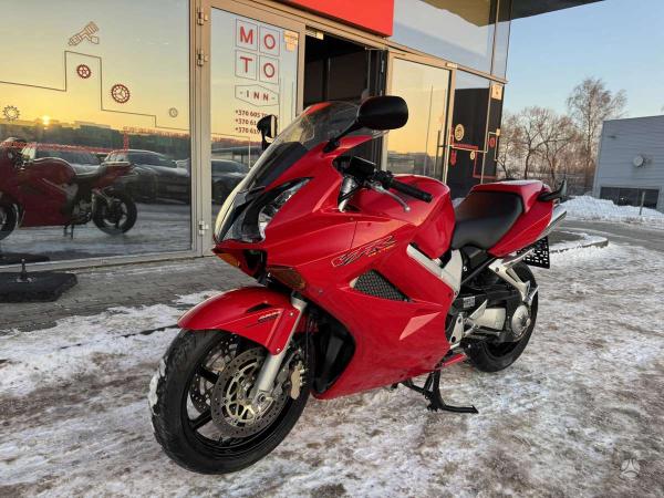 Red Honda VFR 2002 in Vilnius, with an engine capacity of 0.80 L and mileage of 35 thousand km for 2999 €, photo 8 on AUTOMOTO.COM.LV