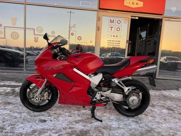 Red Honda VFR 2002 in Vilnius, with an engine capacity of 0.80 L and mileage of 35 thousand km for 2999 €, photo 9 on AUTOMOTO.COM.LV