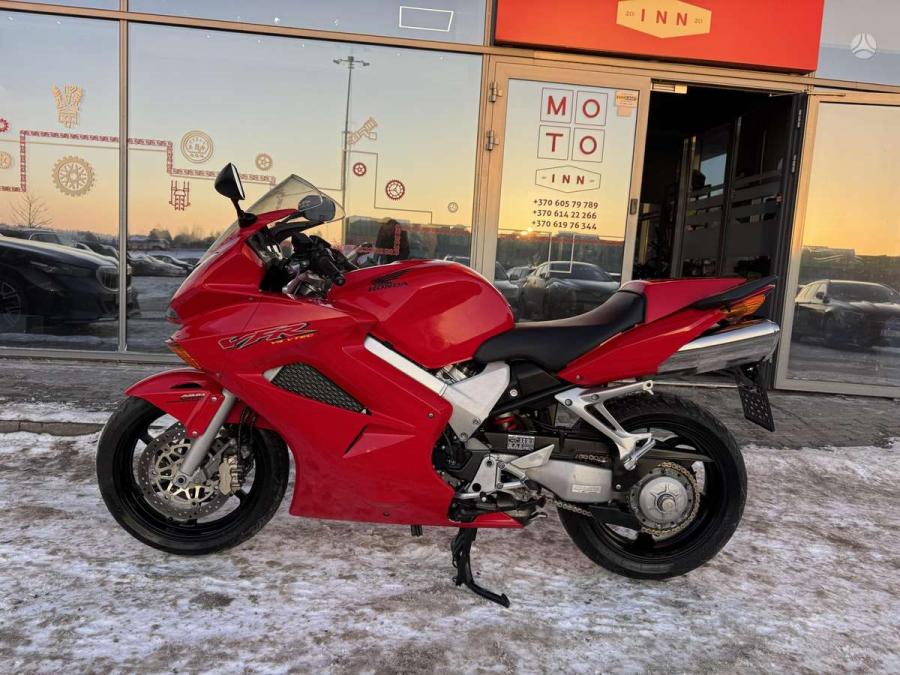 Red Honda VFR 2002 in Vilnius, with an engine capacity of 0.80 L and mileage of 35 thousand km for 2999 €, photo 9 on AUTOMOTO.COM.LV