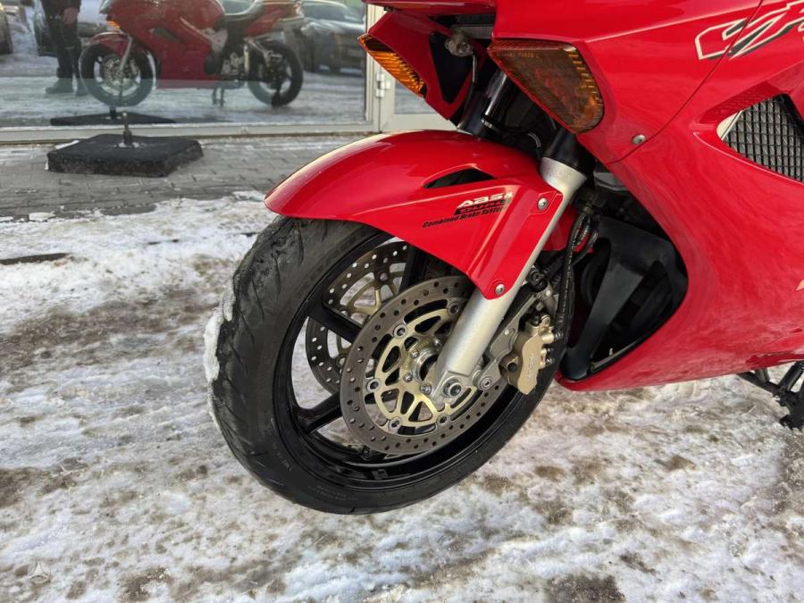 Red Honda VFR 2002 in Vilnius, with an engine capacity of 0.80 L and mileage of 35 thousand km for 2999 €, photo 14 on AUTOMOTO.COM.LV