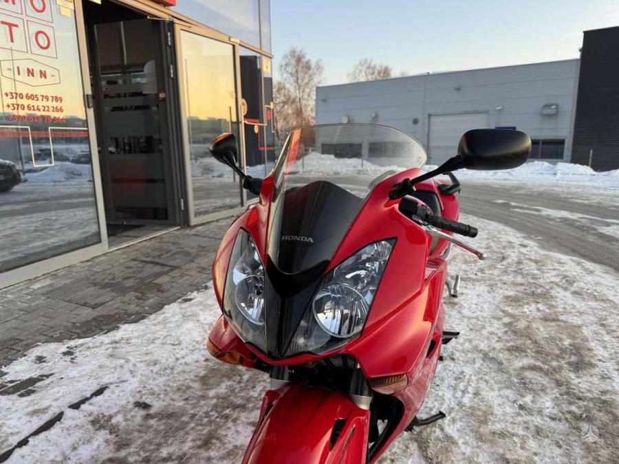 Red Honda VFR 2002 in Vilnius, with an engine capacity of 0.80 L and mileage of 35 thousand km for 2999 €, photo 15 on AUTOMOTO.COM.LV