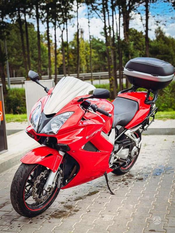 Sarkans Honda VFR 2002 Viļņa, ar dzinēja tilpumu 0.80 L un nobraukumu 81 tūkst. km par 4000 €, foto 4 vietnē AUTOMOTO.COM.LV