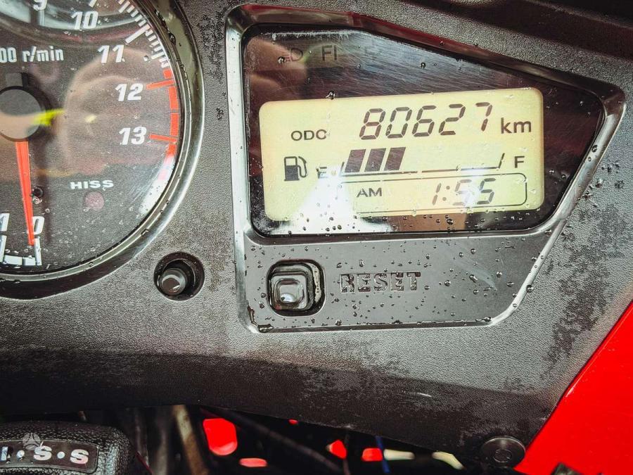 Красный Хонда VFR 2002 в Вильнюс, объемом двигателя 0.80 л и пробегом 81 тыс. км за 4000 €, фото 6 на AUTOMOTO.COM.LV