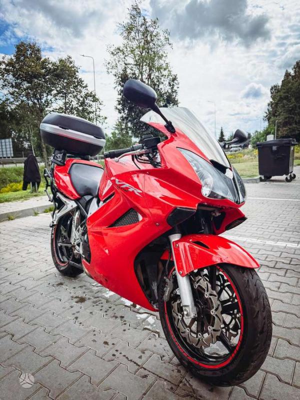 Sarkans Honda VFR 2002 Viļņa, ar dzinēja tilpumu 0.80 L un nobraukumu 81 tūkst. km par 4000 €, foto 7 vietnē AUTOMOTO.COM.LV