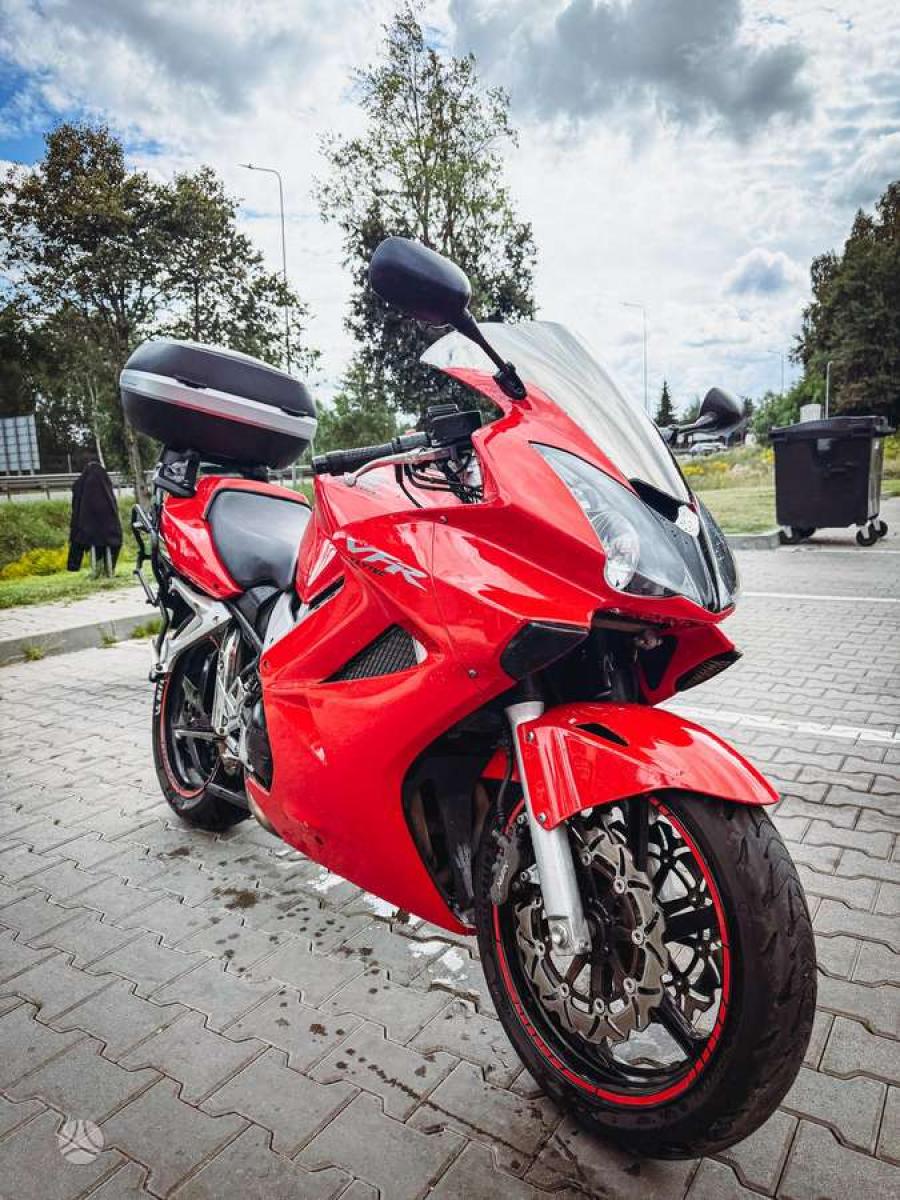 Красный Хонда VFR 2002 в Вильнюс, объемом двигателя 0.80 л и пробегом 81 тыс. км за 4000 €, фото 7 на AUTOMOTO.COM.LV