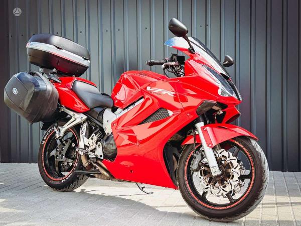 Sarkans Honda VFR 2002 Viļņa, ar dzinēja tilpumu 0.80 L un nobraukumu 81 tūkst. km par 4000 €, foto 9 vietnē AUTOMOTO.COM.LV