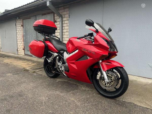 Sarkans Honda VFR 2002 Birštonas, ar dzinēja tilpumu 0.80 L un nobraukumu 42 tūkst. km par 3350 €, foto 1 vietnē AUTOMOTO.COM.LV