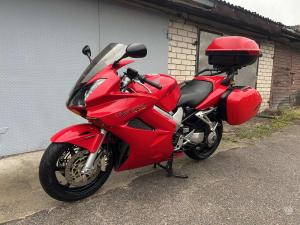 Красный Хонда VFR 2002 в Бирштонас, объемом двигателя 0.80 л и пробегом 42 тыс. км за 3350 €, фото 3 на AUTOMOTO.COM.LV