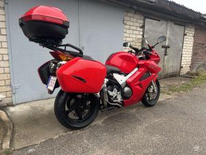 Красный Хонда VFR 2002 в Бирштонас, объемом двигателя 0.80 л и пробегом 42 тыс. км за 3350 €, фото 4 на AUTOMOTO.COM.LV
