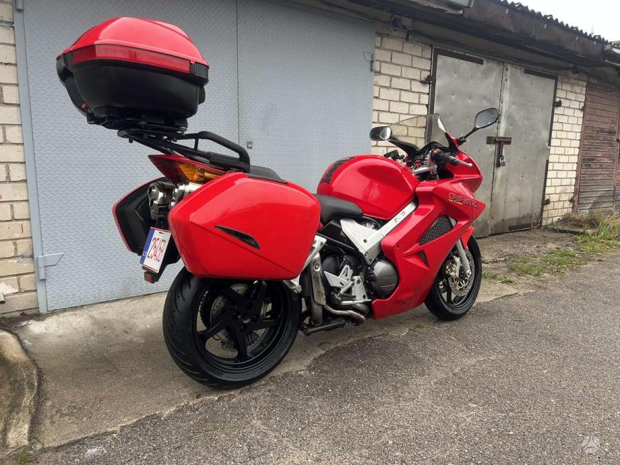 Красный Хонда VFR 2002 в Бирштонас, объемом двигателя 0.80 л и пробегом 42 тыс. км за 3350 €, фото 4 на AUTOMOTO.COM.LV