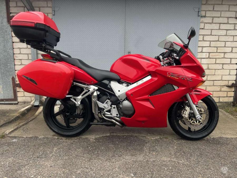 Красный Хонда VFR 2002 в Бирштонас, объемом двигателя 0.80 л и пробегом 42 тыс. км за 3350 €, фото 6 на AUTOMOTO.COM.LV