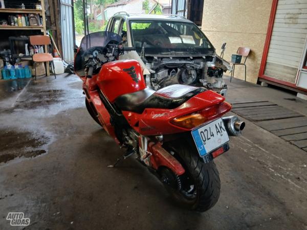 Red Honda VFR 2005 in Kaunas, with an engine capacity of 0.80 L and mileage of 0 thousand km for 900 €, photo 4 on AUTOMOTO.COM.LV