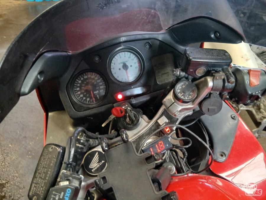 Красный Хонда VFR 2005 в Каунас, объемом двигателя 0.80 л и пробегом 0 тыс. км за 900 €, фото 8 на AUTOMOTO.COM.LV