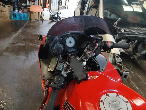 Red Honda VFR 2005 in Kaunas, with an engine capacity of 0.80 L and mileage of 0 thousand km for 900 €, photo 8 on AUTOMOTO.COM.LV