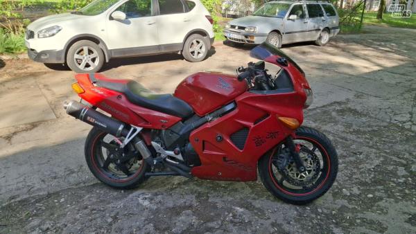 Sarkans Honda VFR 2005 Kauņa, ar dzinēja tilpumu 0.80 L un nobraukumu 41 tūkst. km par 800 €, foto 3 vietnē AUTOMOTO.COM.LV