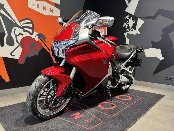 Red Honda VFR 2010 in Vilnius, with an engine capacity of 1.20 L and mileage of 15 thousand km for 6499 €, photo 2 on AUTOMOTO.COM.LV