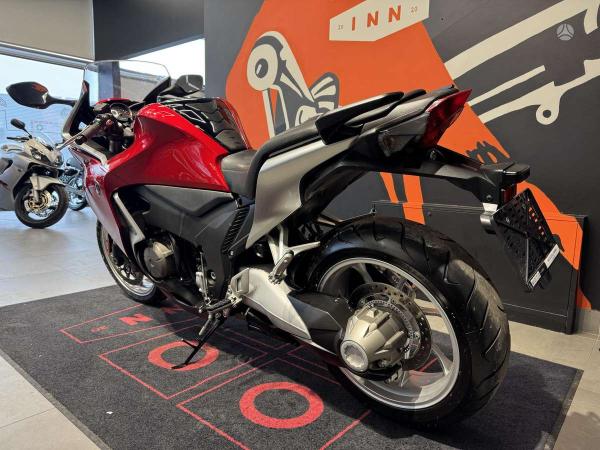Red Honda VFR 2010 in Vilnius, with an engine capacity of 1.20 L and mileage of 15 thousand km for 6499 €, photo 4 on AUTOMOTO.COM.LV