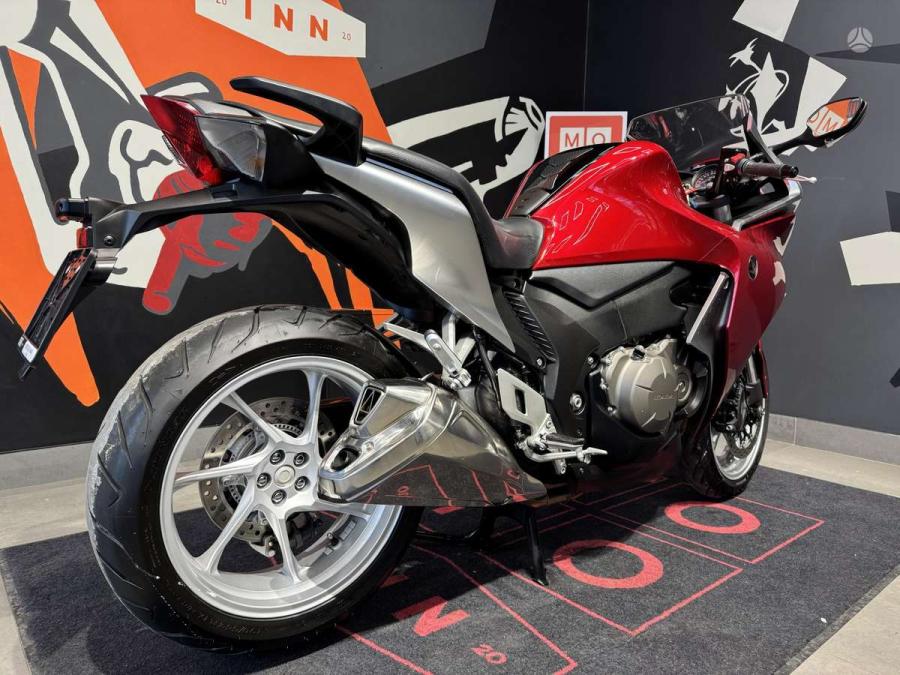 Sarkans Honda VFR 2010 Viļņa, ar dzinēja tilpumu 1.20 L un nobraukumu 15 tūkst. km par 6499 €, foto 6 vietnē AUTOMOTO.COM.LV